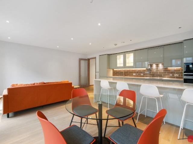 Drapers Yard, London SW18, 3 bed flat to rent, £3,857 pcm | PrimeLocation
