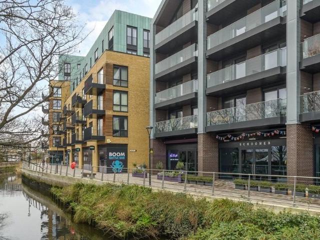 Drapers Yard, London, SW18 2 bed apartment to rent £3,000 pcm £692 pw