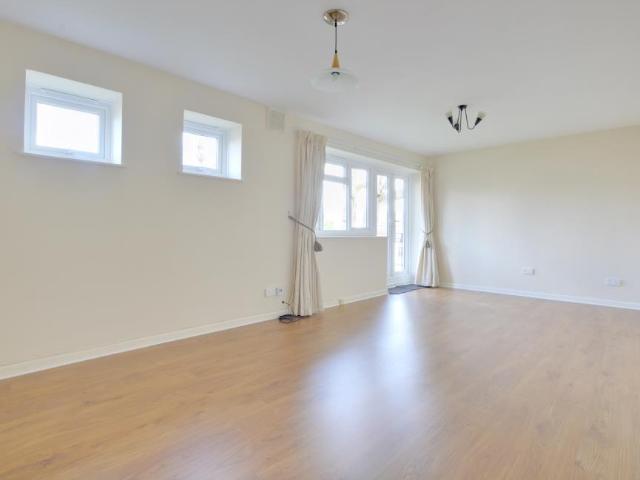 Drewery Court, The Glebe, Blackheath. 2 bed apartment to rent £1,900 pcm £438 pw