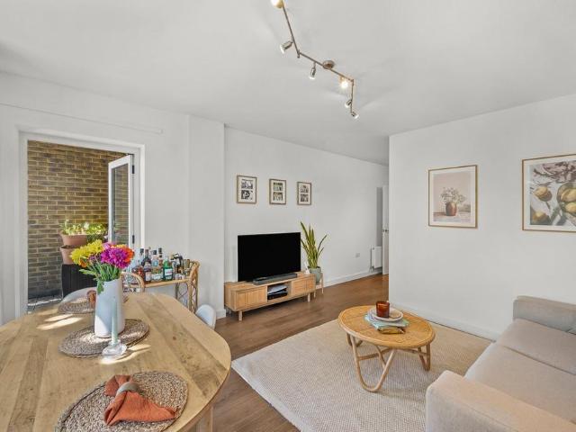 Dreadnought Court, 247 Lower Road. 2 bed apartment to rent £2,400 pcm £554 pw