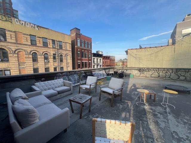 Dream room in LES w/ Rooftop + Skyline View