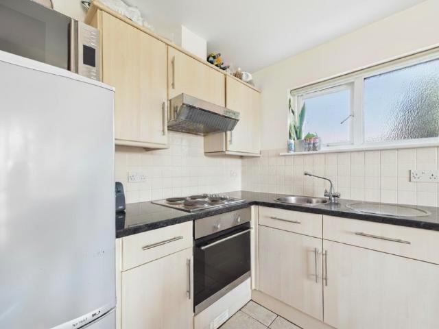 Drift Way, Colnbrook, Slough. 1 bed flat to rent £1,150 pcm £265 pw