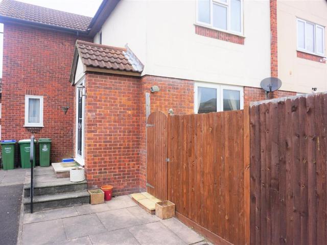 Drummond Close, Erith DA8, 1 bed maisonette to rent, £1,400 pcm | PrimeLocation
