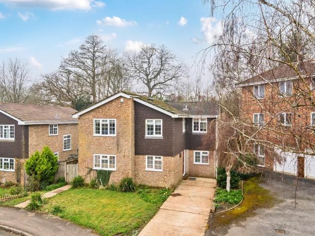 Drummond Close Haywards Heath RH16 5 bed detached house to rent £3,300 pcm £762 pw