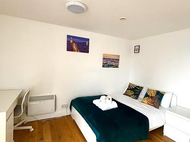 Drummond Street, Edinburgh EH8, 2 bed flat to rent, £1,700 pcm | PrimeLocation