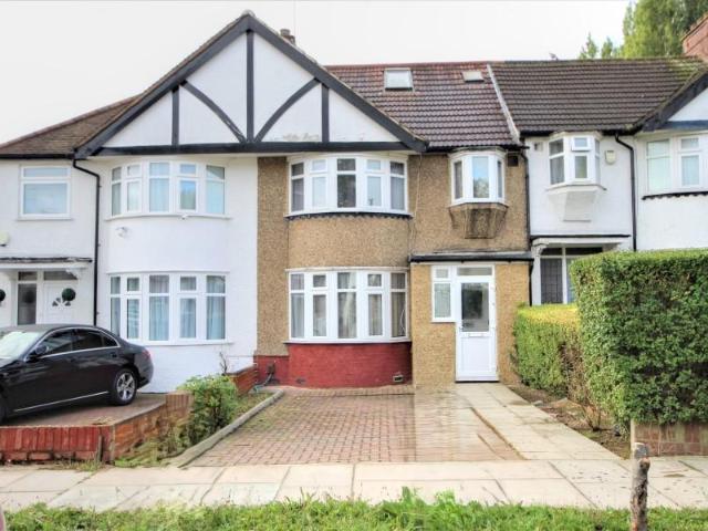 Dryden Road, Harrow Weald 4 bed terraced house to rent £2,550 pcm £588 pw