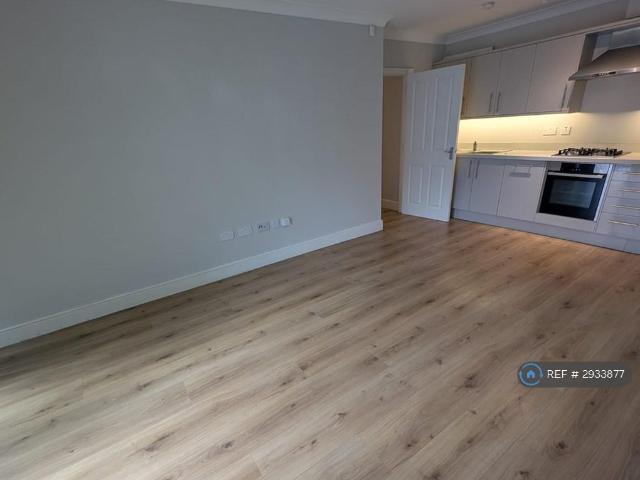 Dwight Road, Watford, WD18 2 bed flat to rent £1,750 pcm £404 pw