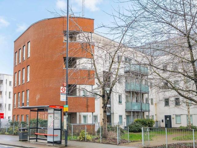 Du Cane Road, London W12 1 bed flat to rent £1,798 pcm £415 pw