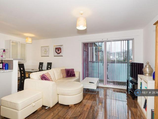 Du Cane Road, London, W12 2 bed flat to rent £2,095 pcm £483 pw