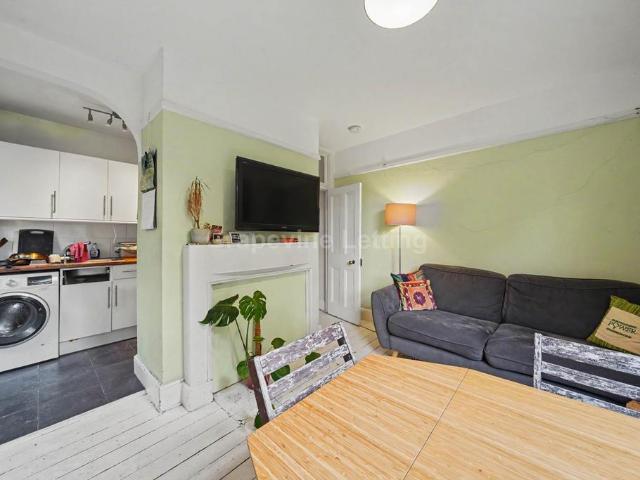 Dumbarton Road, Brixton, SW2 3 bed flat to rent £3,000 pcm £692 pw