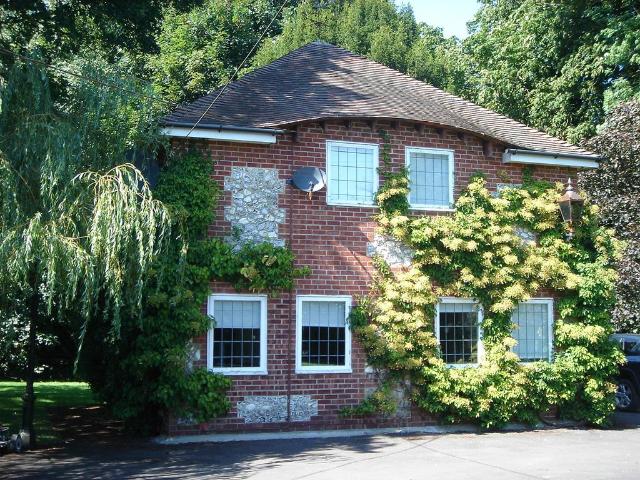 Dummer, Basingstoke, Hampshire, RG25 2 bed detached house to rent £1,850 pcm £427 pw