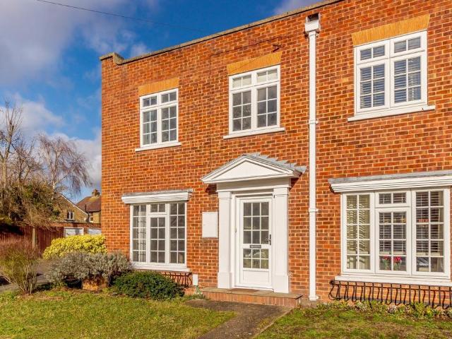 Dunboe Place, Shepperton, TW17 3 bed house to rent £2,250 pcm £519 pw