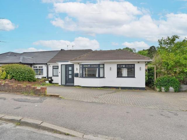 Duncan Way, Bushey, WD23 4 bed semi detached bungalow to rent £3,000 pcm £692 pw