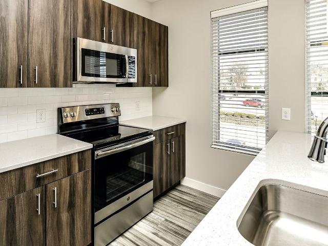 Dundee Flats 2 Bedroom Apartment for Rent at 4835 Dodge St, Omaha, NE 68132 Dundee Memorial Park