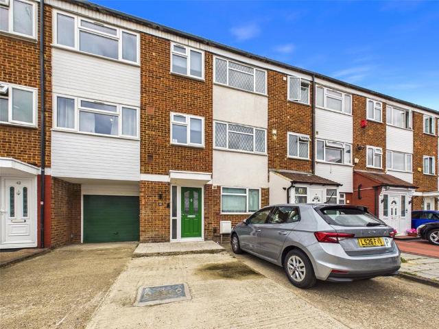 Dunedin Way, Hayes UB4 3 bed townhouse to rent £2,350 pcm £542 pw