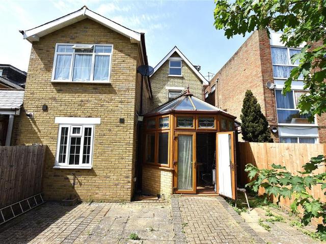 Dunheved Road North, Thornton Heath, CR7 2 bed apartment to rent £1,700 pcm £392 pw
