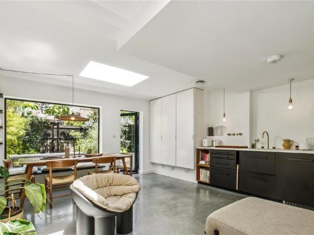 Dunlace Road, London, E5 2 bed flat to rent £3,500 pcm £808 pw