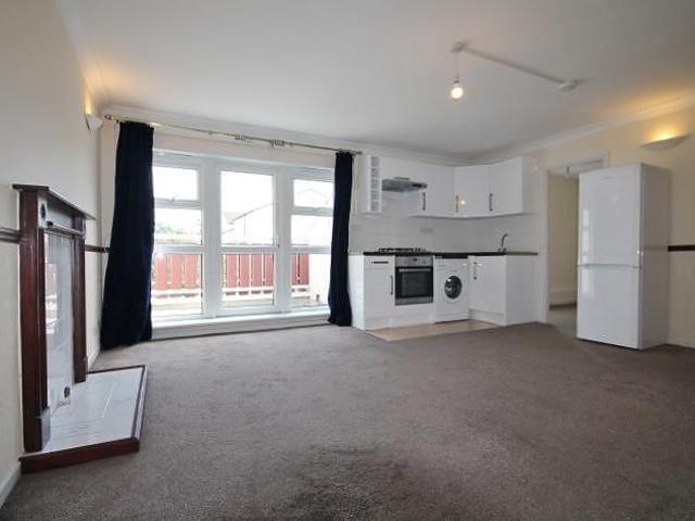 Dunmow Close, Feltham TW13 3 bed flat to rent £1,800 pcm £415 pw