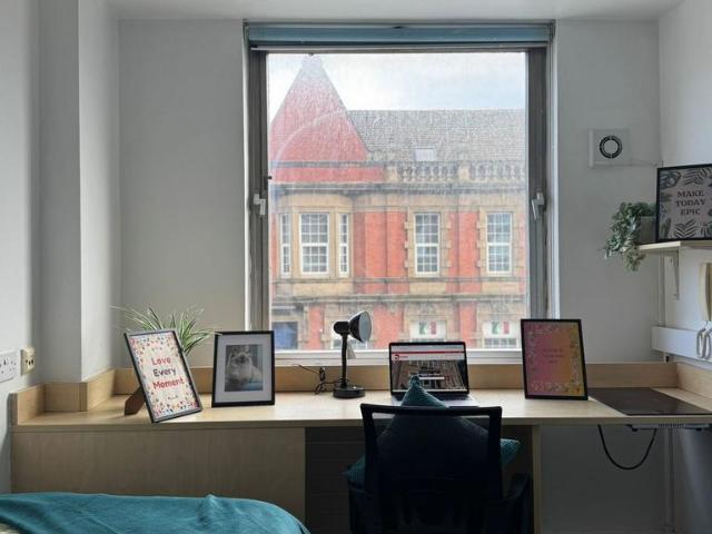 Dunn House, 50 56 North Bridge. Studio to rent £663 pcm £153 pw
