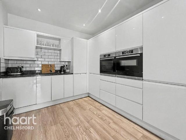 Dunn Side, CHELMSFORD 4 bed end of terrace house to rent £2,400 pcm £554 pw
