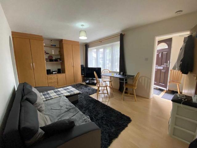 Dunnock Close, Borehamwood Studio to rent £1,095 pcm £253 pw