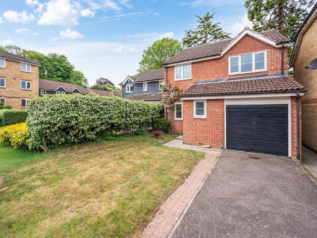 Dunnymans Road, Banstead 4 bed detached house to rent £2,750 pcm £635 pw