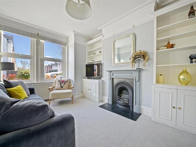 Dunraven Road, London, W12 2 bed apartment to rent £2,350 pcm £542 pw