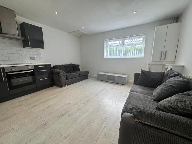 Dunspring Lane, Ilford IG5 2 bed flat to rent £1,850 pcm £427 pw