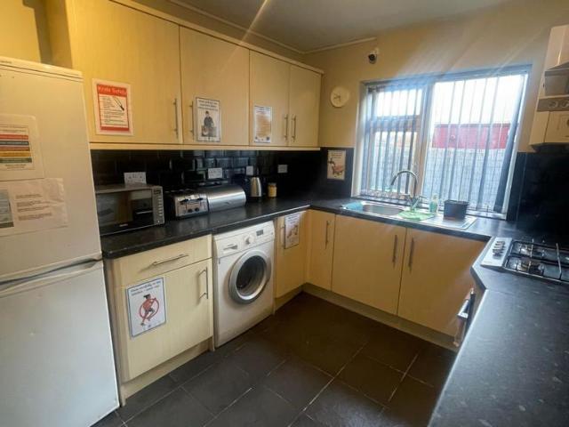Dunstable Road, LU4 8DA 3 bed flat to rent £1,550 pcm £358 pw