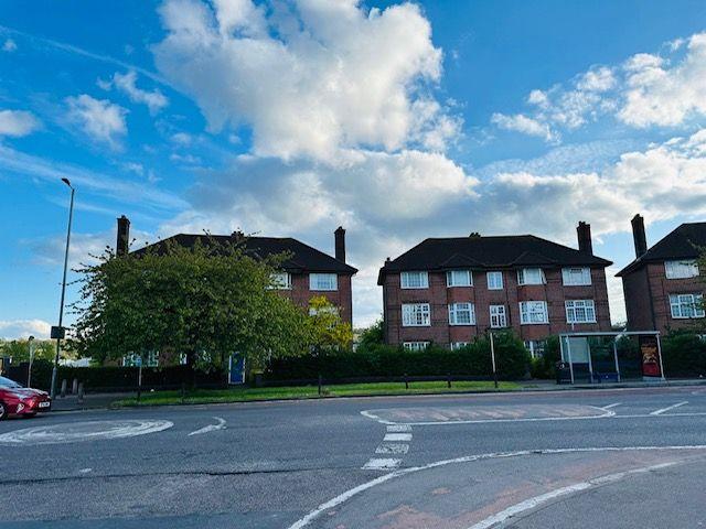 Dunstable Road, Luton LU4, 2 bed flat to rent, £1,200 pcm | PrimeLocation