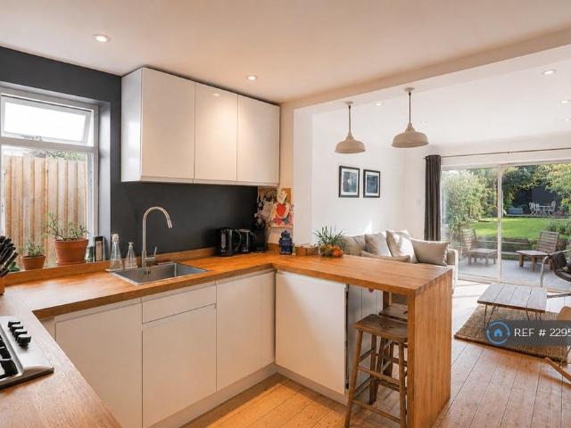 Dunstans Road, London, SE22 2 bed flat to rent £3,200 pcm £738 pw