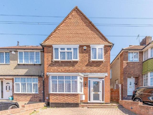 Dunster Avenue, Morden Park, Morden, SM4 3 bed end of terrace house to rent £5,000 pcm £1,154 pw