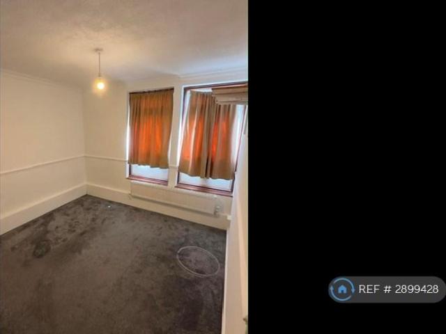 Dunster Close, Romford, RM5 2 bed flat to rent £1,700 pcm £392 pw