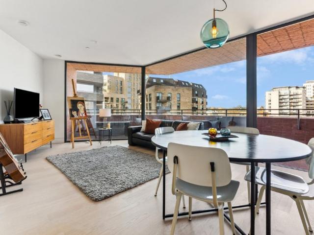 Duo Tower, Penn Street, Hoxton, London 2 bed flat to rent £4,250 pcm £981 pw