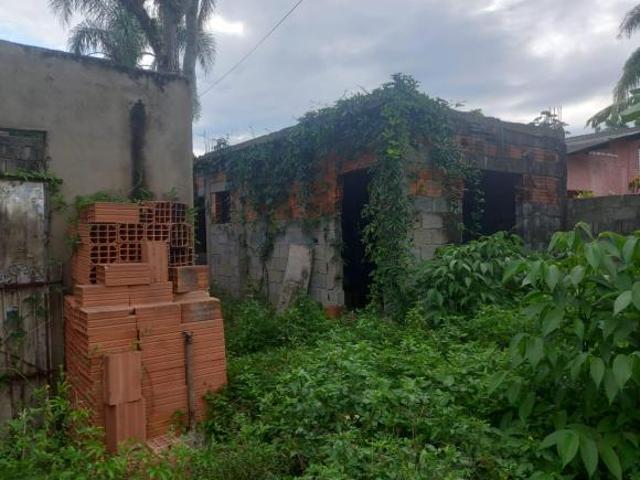Duas casas não terminadas em um terreno próximo à praia em Itanhaem/SP