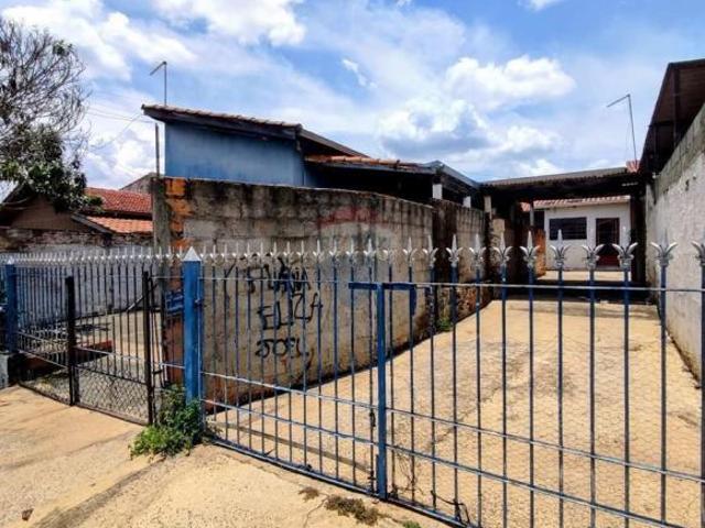 Duas casas no mesmo terreno com entrada separada