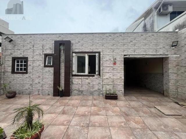 Duas casas no mesmo terreno – conforto, espaço e excelente localização!