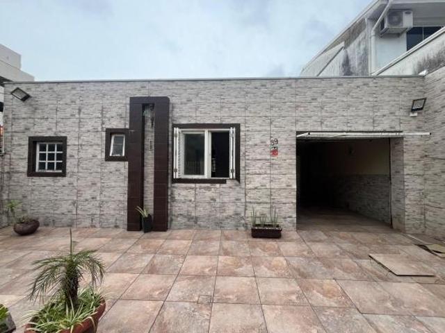 Duas casas no mesmo terreno – conforto, espaço e excelente localização!