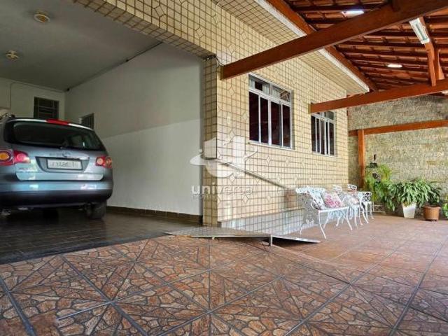 Duas Casas no Democrata com Amplo Terreno e Potencial Construtivo