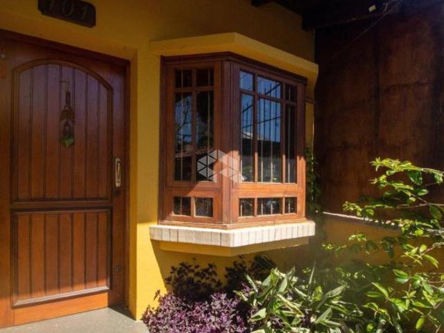 Duas Casas no em amplo terreno. Uma com 3 dormitorios e outra com 2 dormitórios perttinhos da Wences
