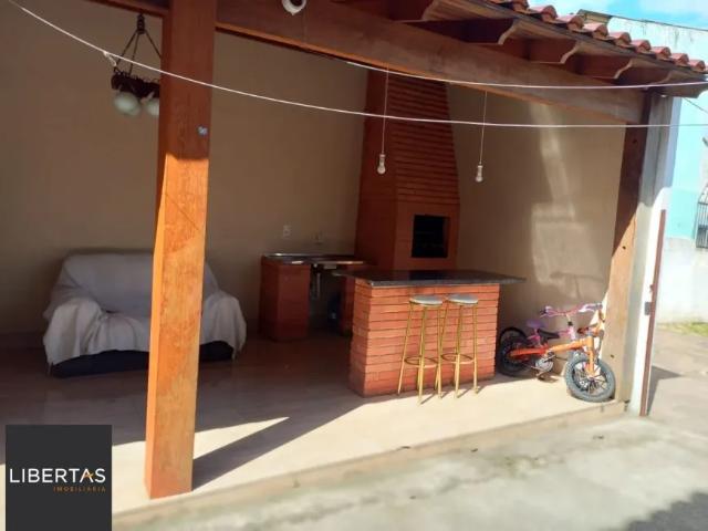 Duas casas no terreno com 2 vagas de garagem
