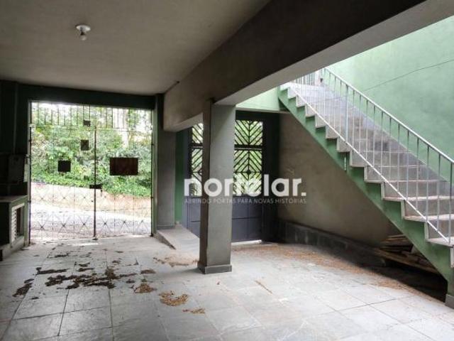 Duas casas à venda no mesmo terreno na Vila Iório