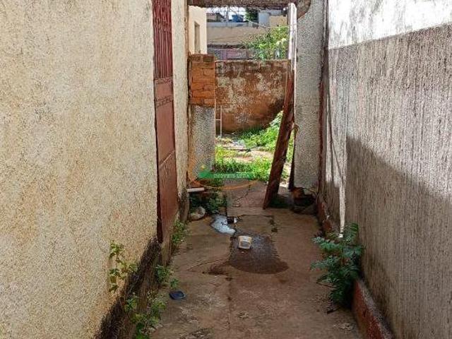 DUAS CASAS COM PONTO COMERCIAL À VENDA