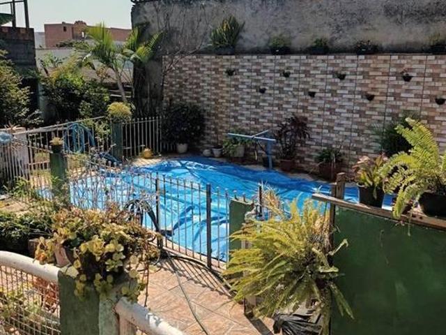 Duas casas com preço de uma ! Fica em São Paulo, com piscina e churrasqueira !