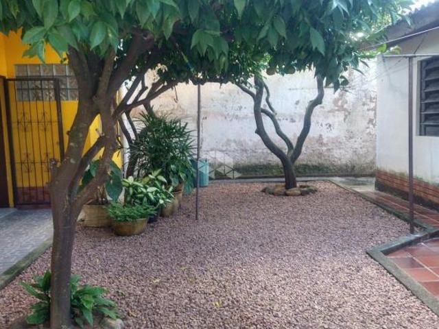 Duas casas de alvenaria, no bairro Chácara das Pedras