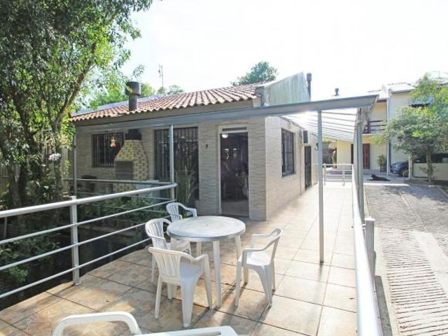 Duas casas em meio a muita natureza