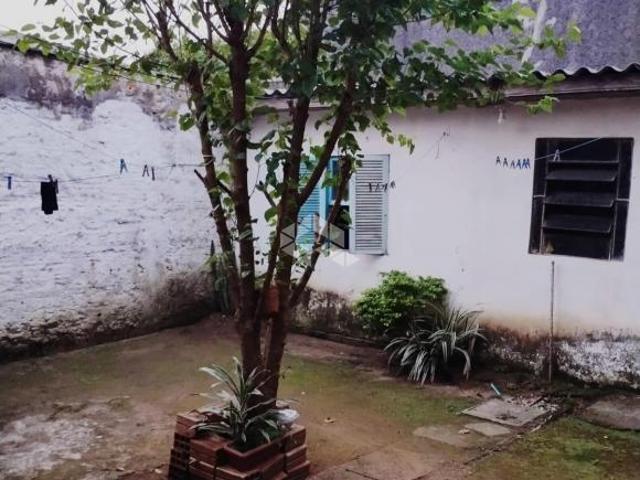Duas Casas em Terreno Plano Precisam de Reformas