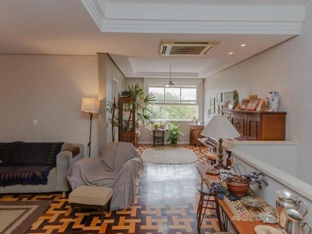 Duas casas geminadas com 360,00 m² em venda simultânea no Bairro Petrópolis