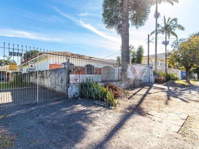 Duas casas térreas à venda no Hauer, com 3 quartos, área de 110m² cada casa, terreno 770m²