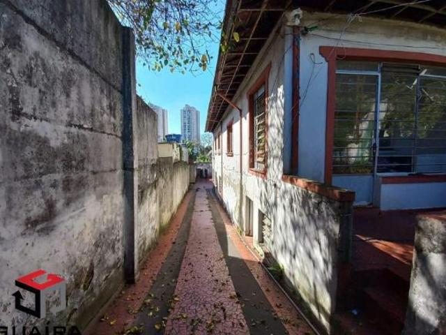 Duas casas térreas no terreno de 437 m² com garagem descoberta para 5 carros, num terreno de 8 metro